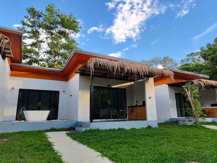 วิลล่า สำหรับครอบครัว มีอ่างอาบน้ำใกล้ธรรชาติ - Ko Lanta District