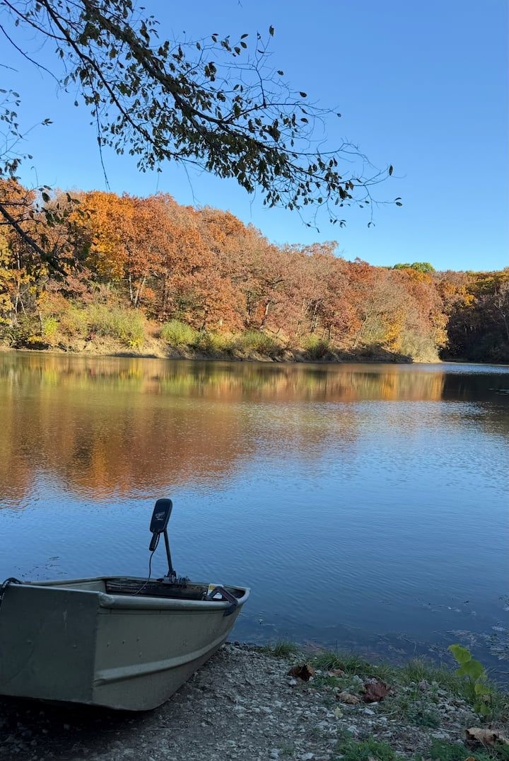 Lakefront Tiny Home 3 Bed W/ Privacy And A View! - Saint Joseph, MO