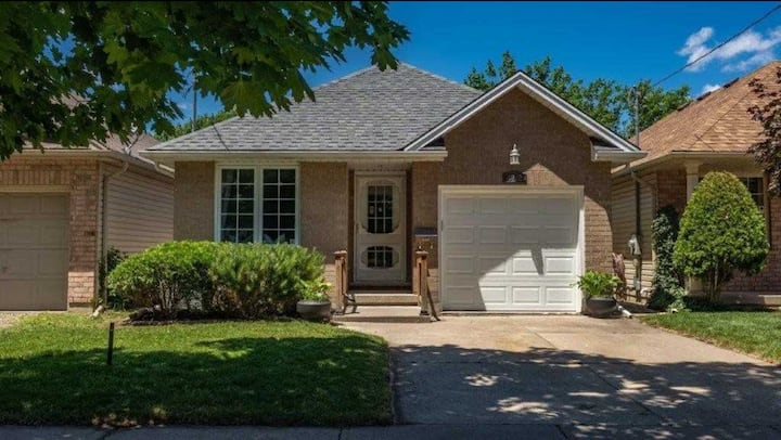 Cozy 2-bedroom Bungalow In Central Brantford - Brantford, ON
