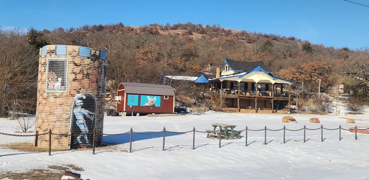 Blue Eyed Coyote Ft Sill, Medicine Park
Suite. - Medicine Park, OK