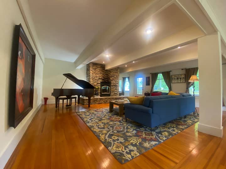 Hollykiss Hudsonvalley 
Full House & Red Barn - Catskill, NY