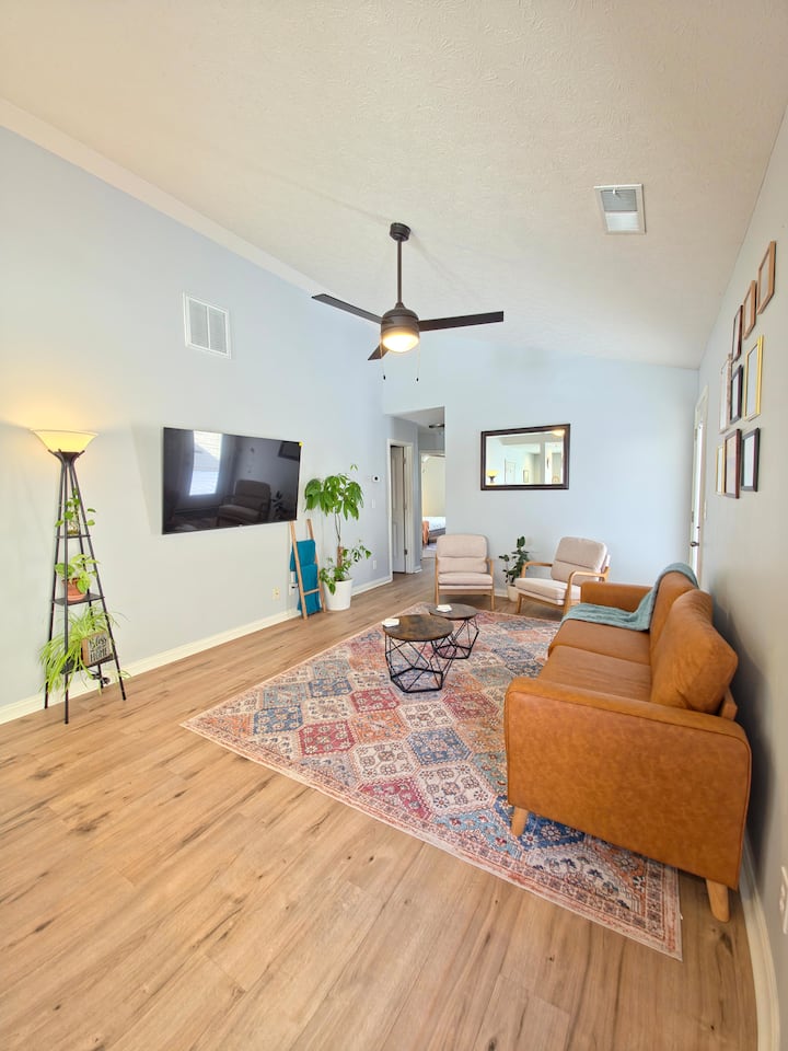 Village Cottage - 1 King+1 Queen | 2 Baths | Patio - Owensboro, KY