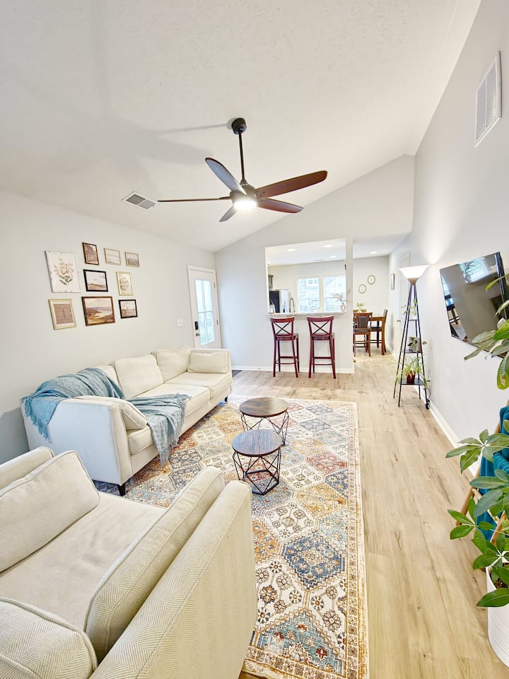 Village Cottage - 1 King+1 Queen | 2 Baths | Patio - Owensboro, KY