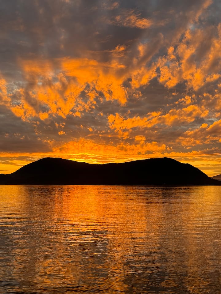 Golden House! - Bowen Island