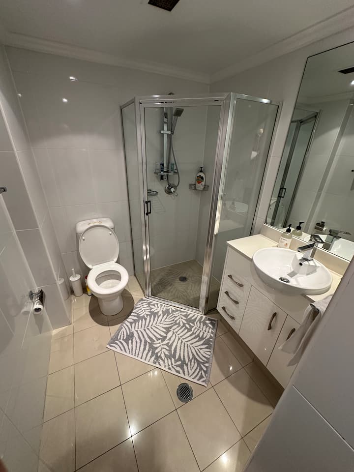 Spacious Room (Own Bathroom) Amazing Location! - Moore Park