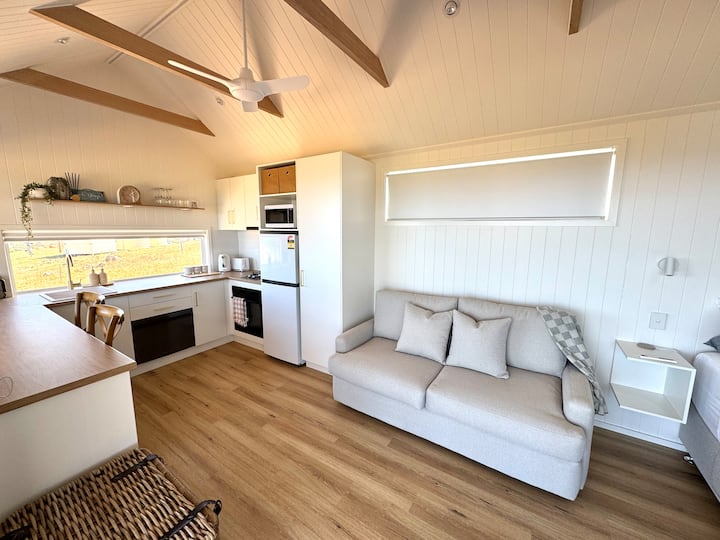 “The Bay” Tiny House Overlooking Boston Island - Boston