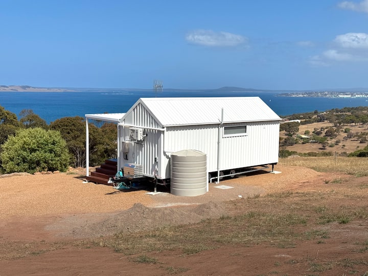 “The Bay” Tiny House Overlooking Boston Island - Boston