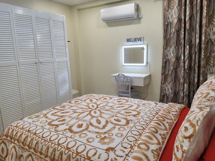 6 Mins Drive From G.f.l Airport 2 Queen Bedrooms - Santa Lucía