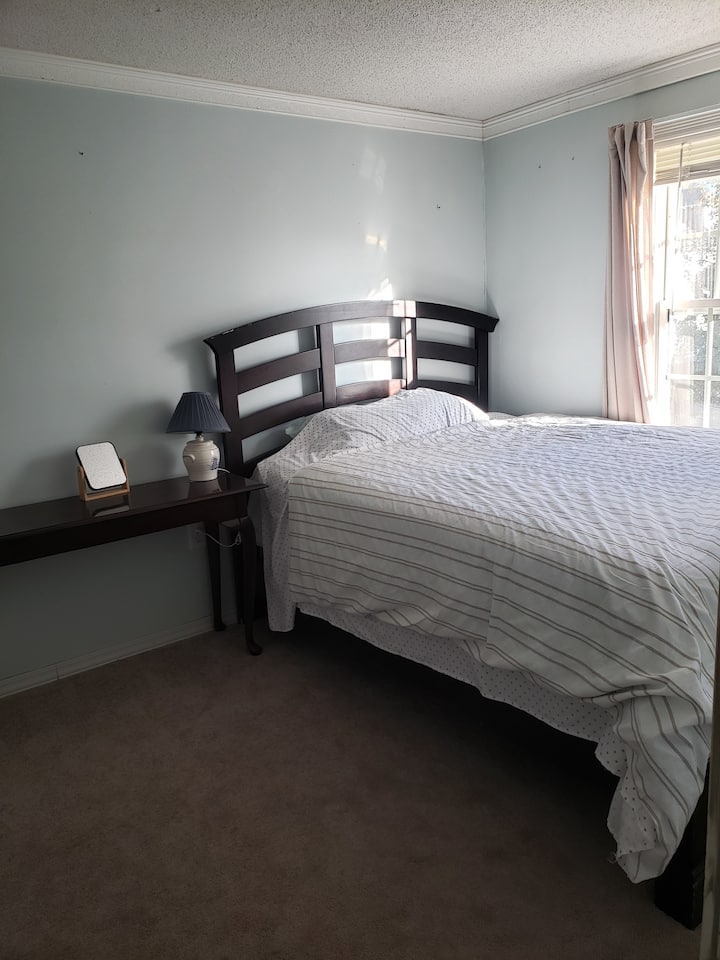 Queen Room Of North End - Manchester, NH