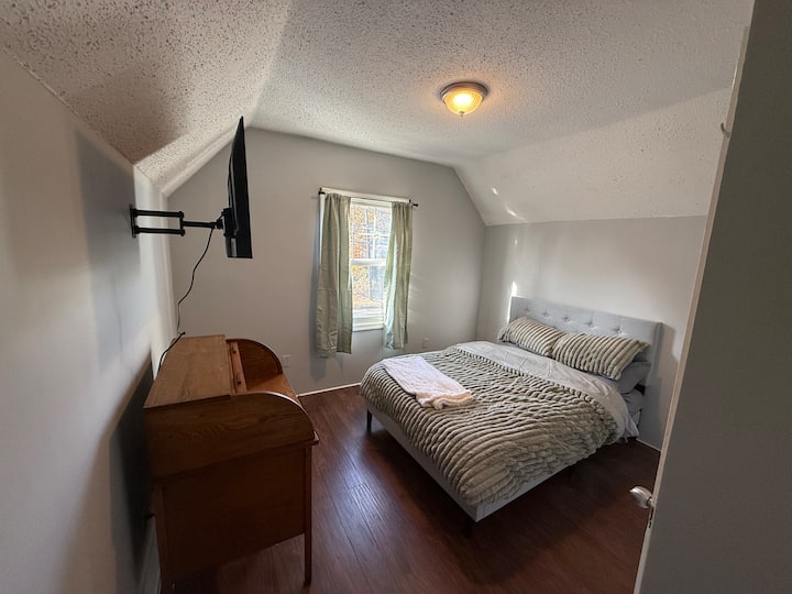 Room With Home Gym And Pool - New Haven, CT