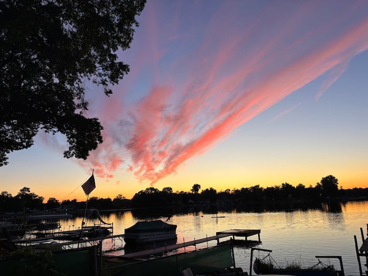 "Lakefront Living With Hot Tub" - Pontiac Lake Recreation Area, Waterford Twp
