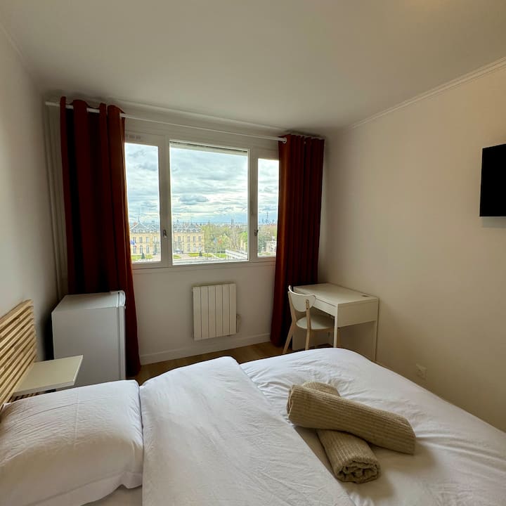 Chambre Proche De Paris : Vue Sur La Tour Eiffel - Clichy