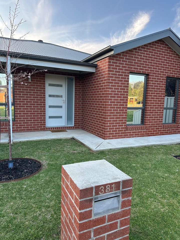 The Walnut Residence- Modern 3 Bedroom - Mildura