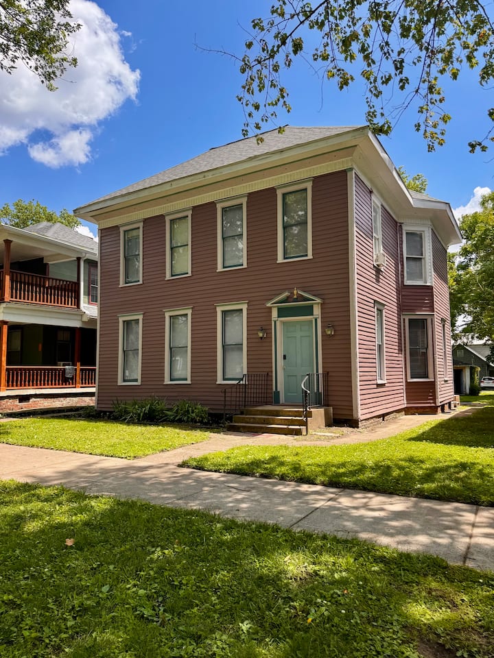 3 Bed Close To Downtown & Isu - Terre Haute, IN