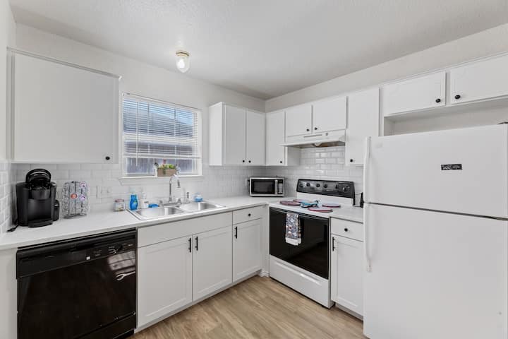 Spacious Stylish Townhomes | Pet Friendly - Killeen, TX