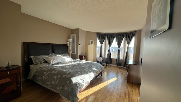 King Bedroom In Sw Calgary - Calgary