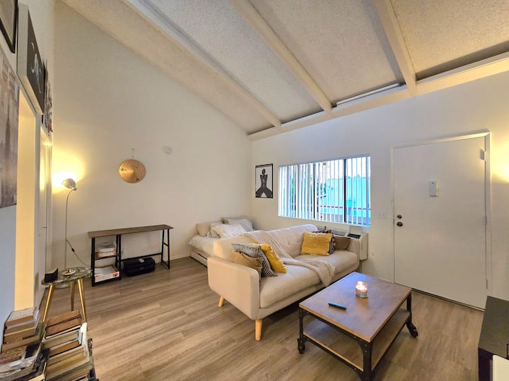 Sunny Noho Artist Loft | Min 2 All Attractions! - Burbank, CA