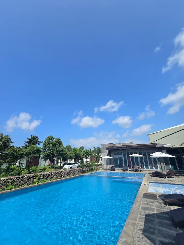 (7702)/프라이빗 한달살기/정원자쿠지/넓은공용수영장/조용한휴식/애완동물/힐링 - Jeju-si