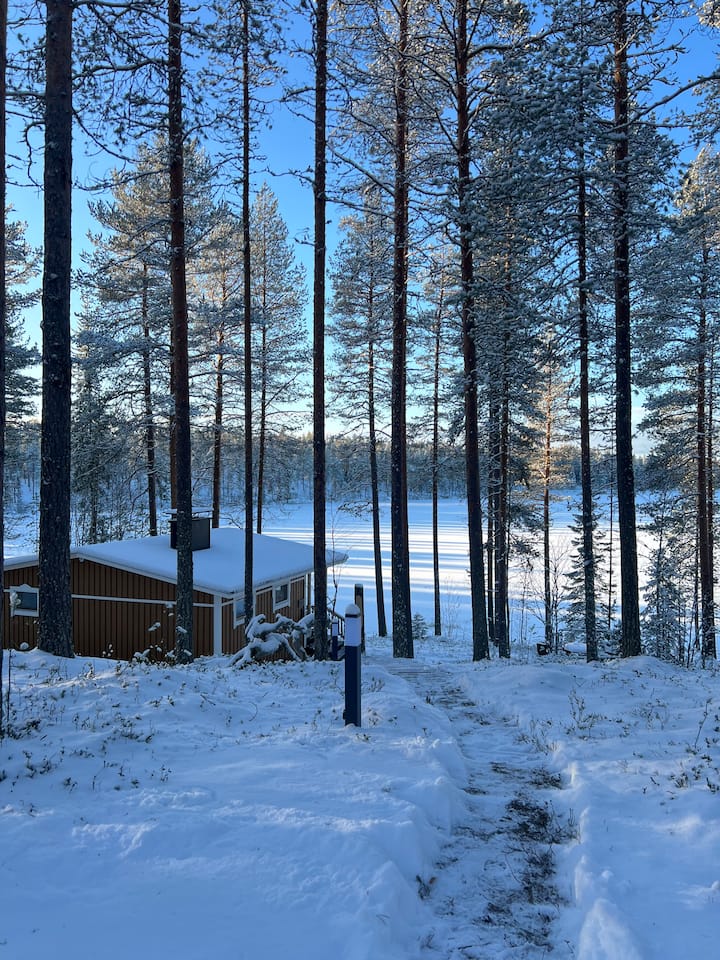 Traditional Lakeside Cottage - 