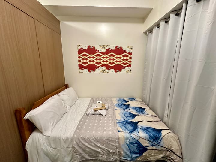 City & Manila Bay View At Balcony Of Makati Condo - Makati