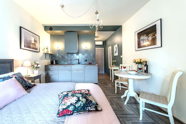 Designer Suite • Elevator, Balcony & A/c • Main Sq - Krakow