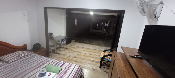 Habitación Amplia Frente A Calle - Acacías