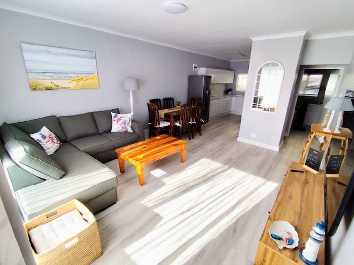 ‘Lekkerbydiesee’ Beach Apartment - Somerset West