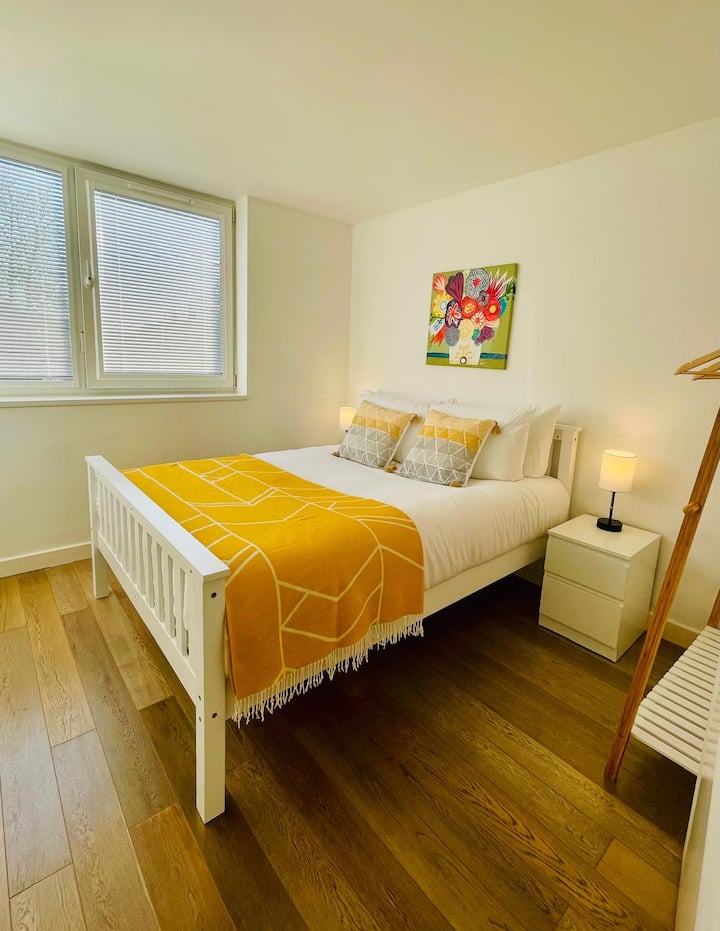 Convenient Quiet Flat W/ Parking - Andover, KS