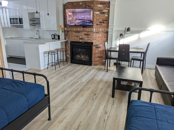 Bright Escape Near Niagara Falls - St. Catharines