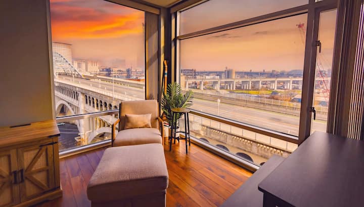 Boathouse Suite | Cle Flats River | Free Parking - Cleveland, OH