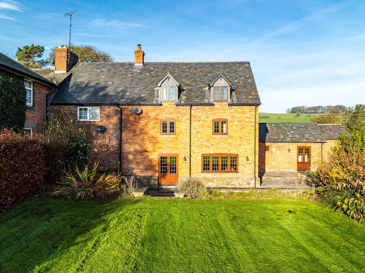 Idyllic Farm Cottage | Glanmiheli Barn | Sleeps 10 - Kerry