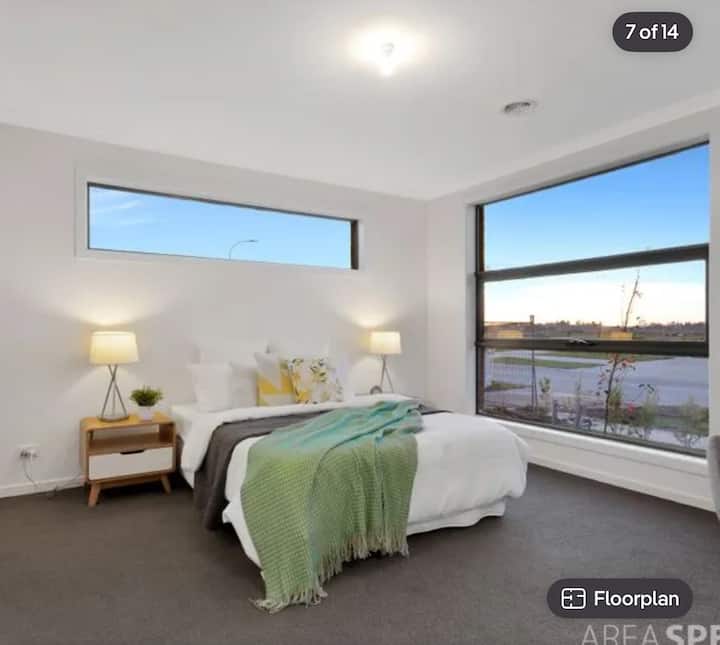 Master Bedroom With Attached Bathroom And Toilet. - Koo Wee Rup