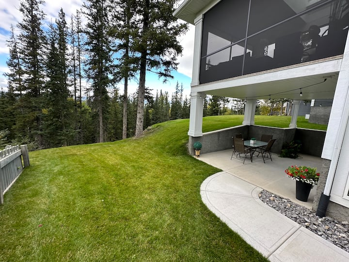 Mountain Villa 1&2 - Hinton, AB, Canada