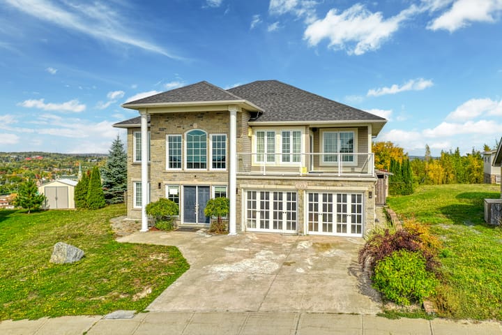 Stunning Estate Home With Hot Tub & Sunset Views - Greater Sudbury