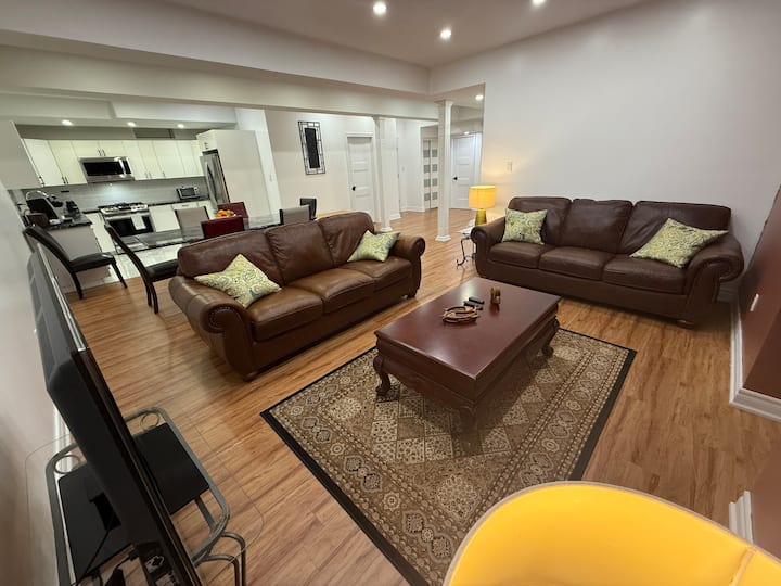 Spacious/stylish Family Retreat Private Apartment - Oakville