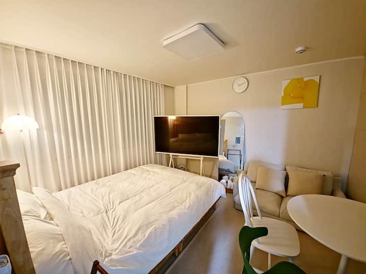 미니멀하고 깔끔한 서울스테이 #신정역1분 #넷플릭스#김포공항20분 #단독공간 #골목주택 - Bucheon-si