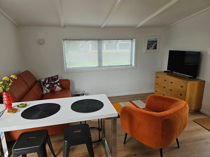 Stylish Light Filled Apartment In Quiet Street - Tauranga
