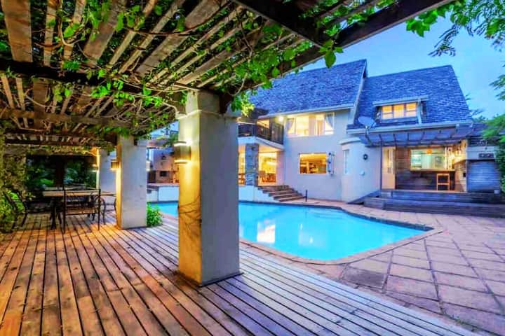 6br Home W/ Pool, Bbq & Hot Tub - Umhlanga
