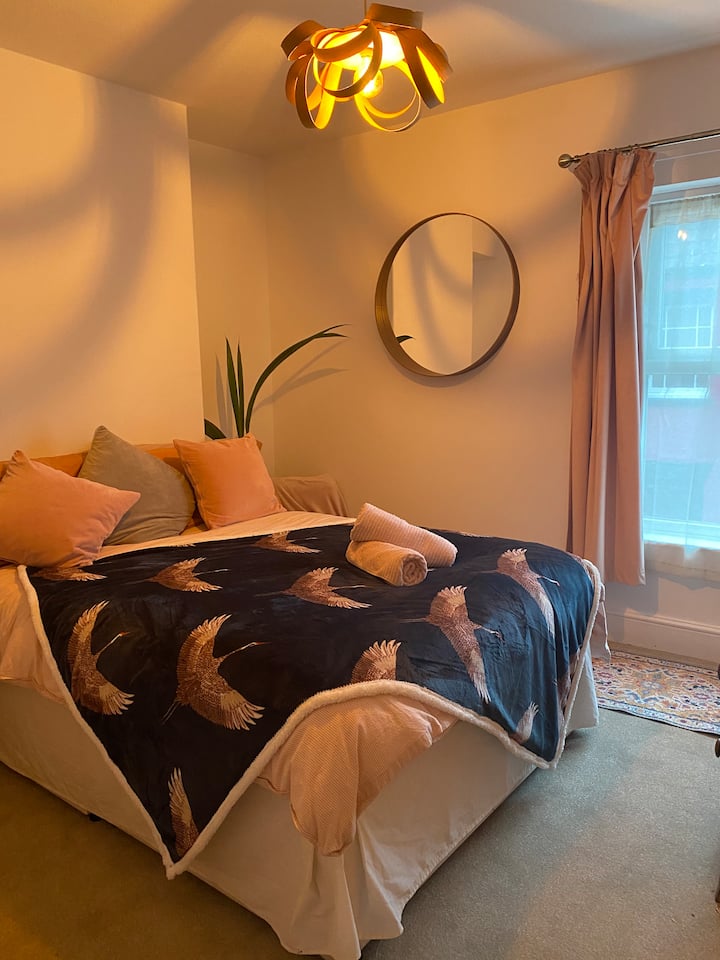 Serene, Welcoming Room - Glastonbury