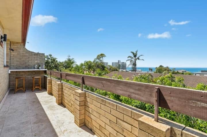 Beachside Oasis - Ocean Views, Parking & Wi-fi - Collaroy