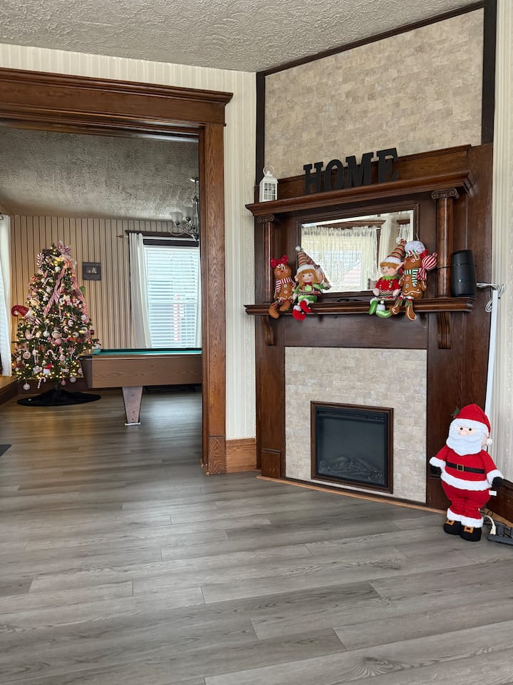 Mayor's Manor: Hot Tub | Game Room | Fire Pit - Laurelville, OH