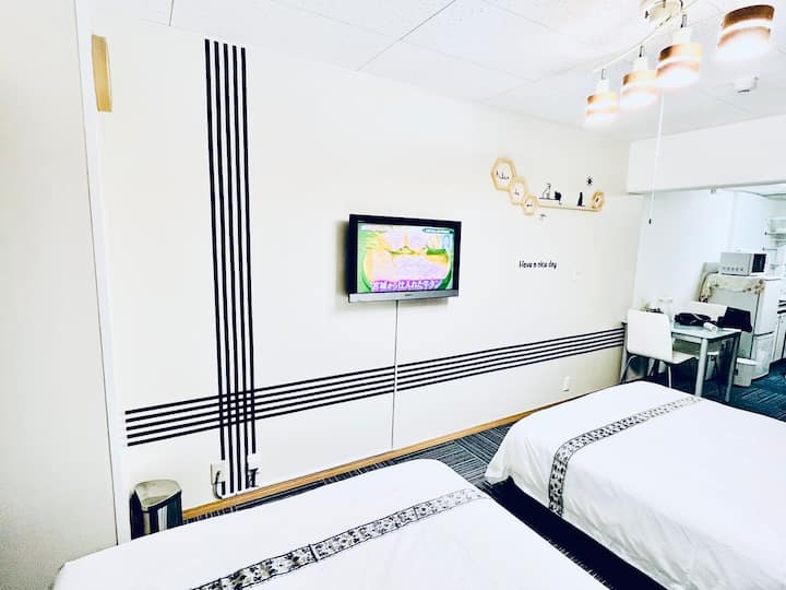 交通便利，徒步6分至博多站，可住4人，两张大床，独立卫生间。 - Fukuoka