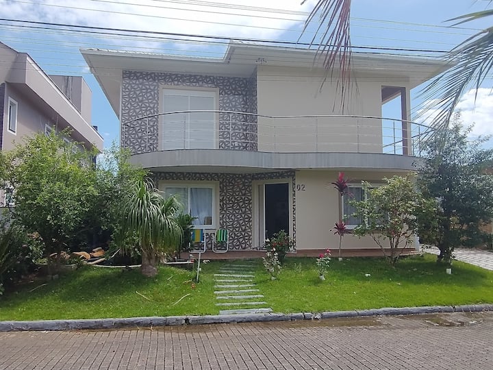 Casa De 350 M2 Em Cond. Fechado. - Florianópolis