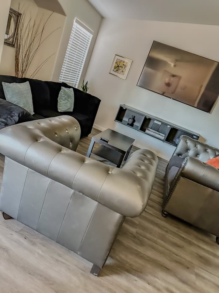 Three Bedroom Restful Retreat - North Las Vegas, NV