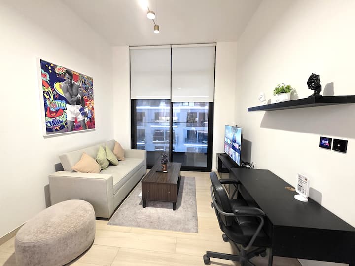 Spacious 1br Oasis | Skyline Views | Luxe Pool - Dubaï
