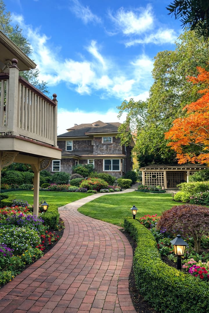 Elegant Garden Home- Main Street Northport Village - Northport, NY