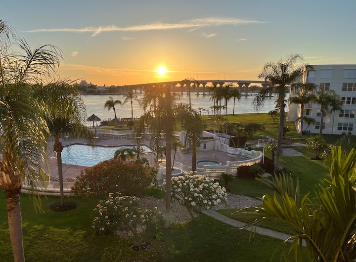 Isla Del Sol: Waterfront, Private Beach & Pool - St. Pete Beach, FL