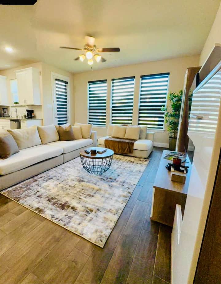 Townhouse For 10 | 1 Gig + 2-car | Walk To Dining - Allen