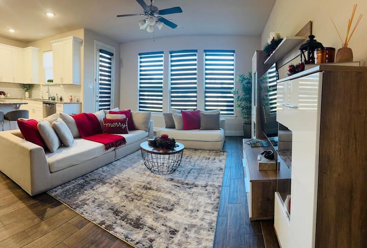 Townhouse For 10 | 1 Gig + 2-car | Walk To Dining - McKinney, TX