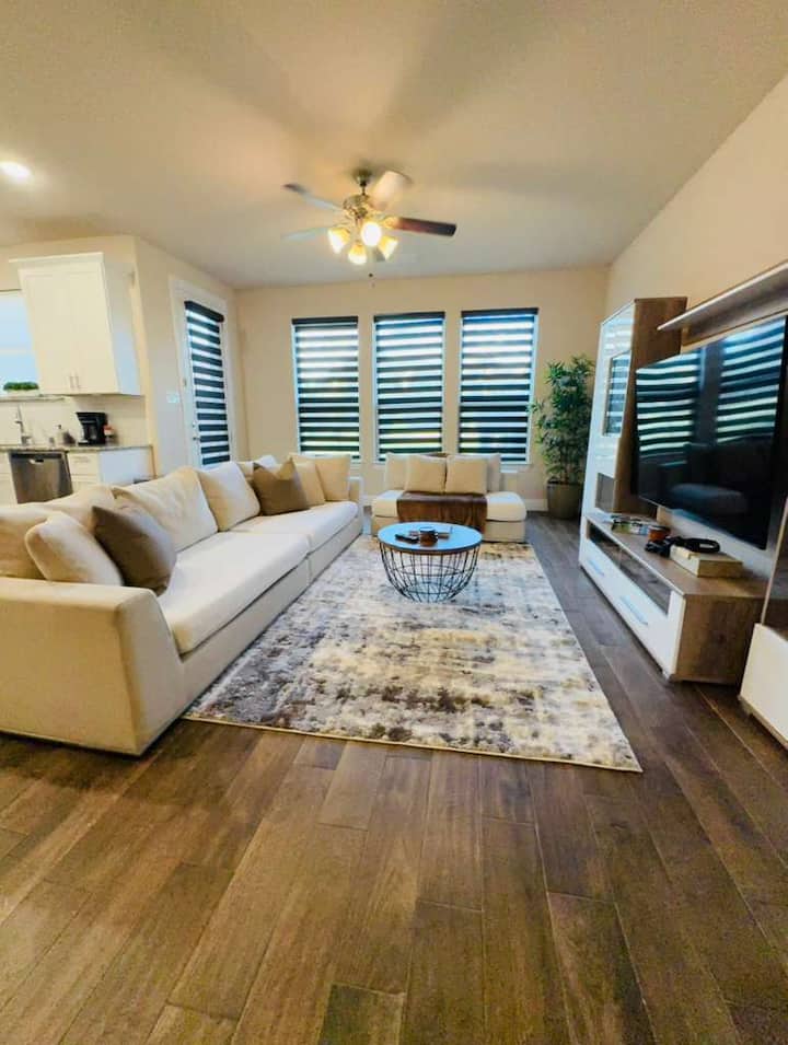 Spacious Family Home, Walk To Shops & Dining - Allen, TX